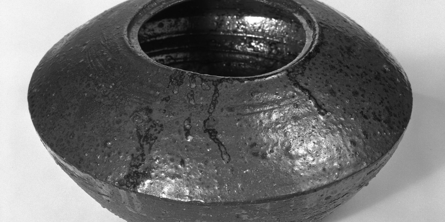 Mizusashi (tea ceremony fresh water jar) in Soroban - dama (Abacus Bead ...